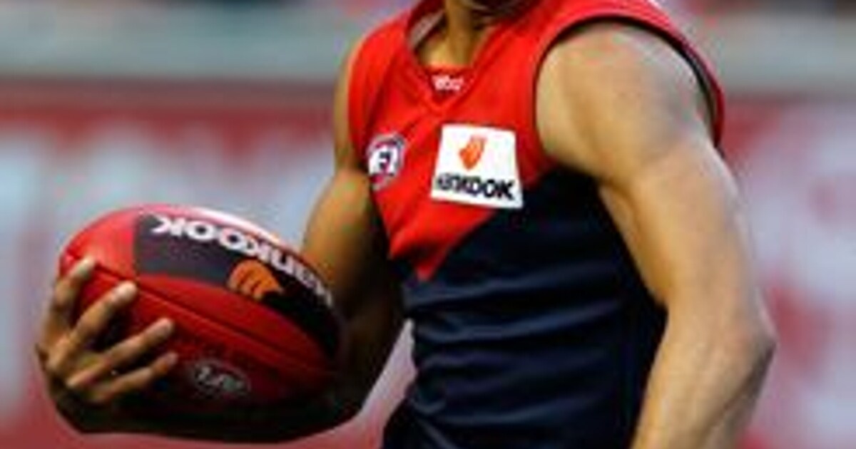 Bennell to wear No.7 in 2011