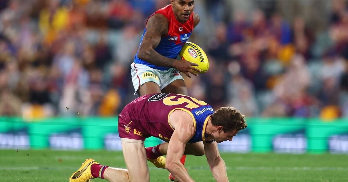 Valiant Dees fall late at Gabba